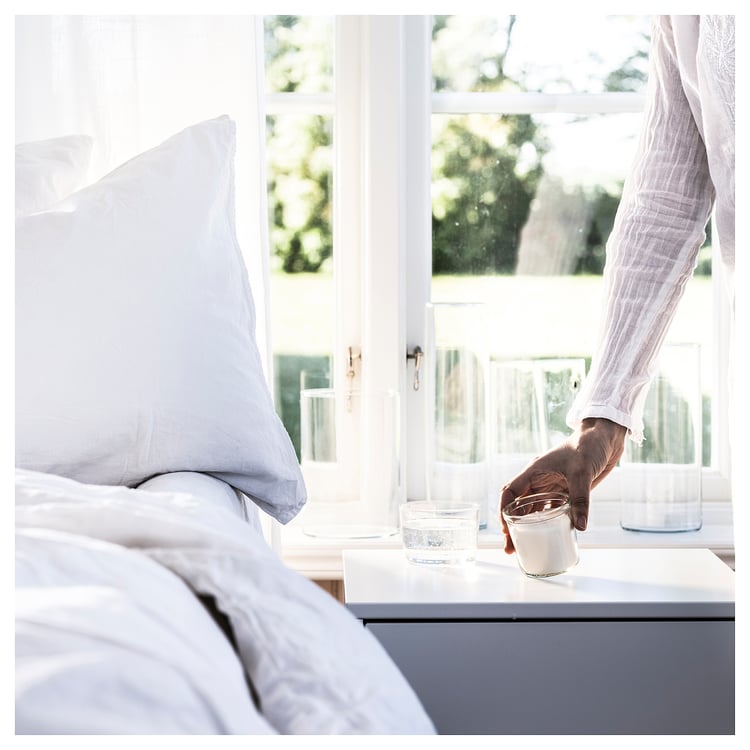 TRÅDCYPRESS dišeča sveča v kozarcu, sveža posteljnina/bela, 20 ur - IKEA